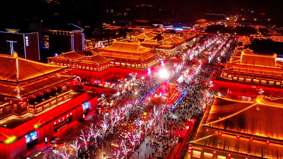 Menikmati gemerlap cahaya lampu dan lampion di Xi'an, China - wartabuana Menikmati gemerlap cahaya lampu dan lampion di Xi'an, China - wartabuana